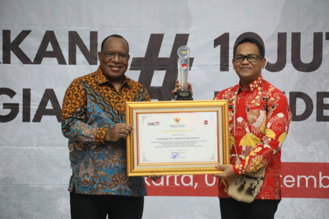 Pj Bupati Mappi Kembali Terima Penghargaan | Cenderawasih Pos